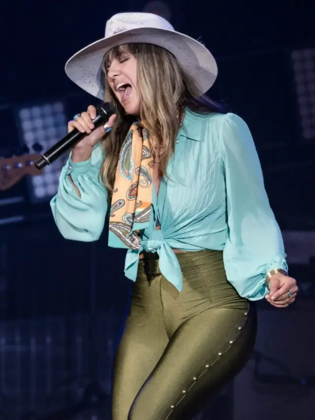 Lainey Wilson: The Country Singer Who Grew Up On a Farm - Silent Guitar